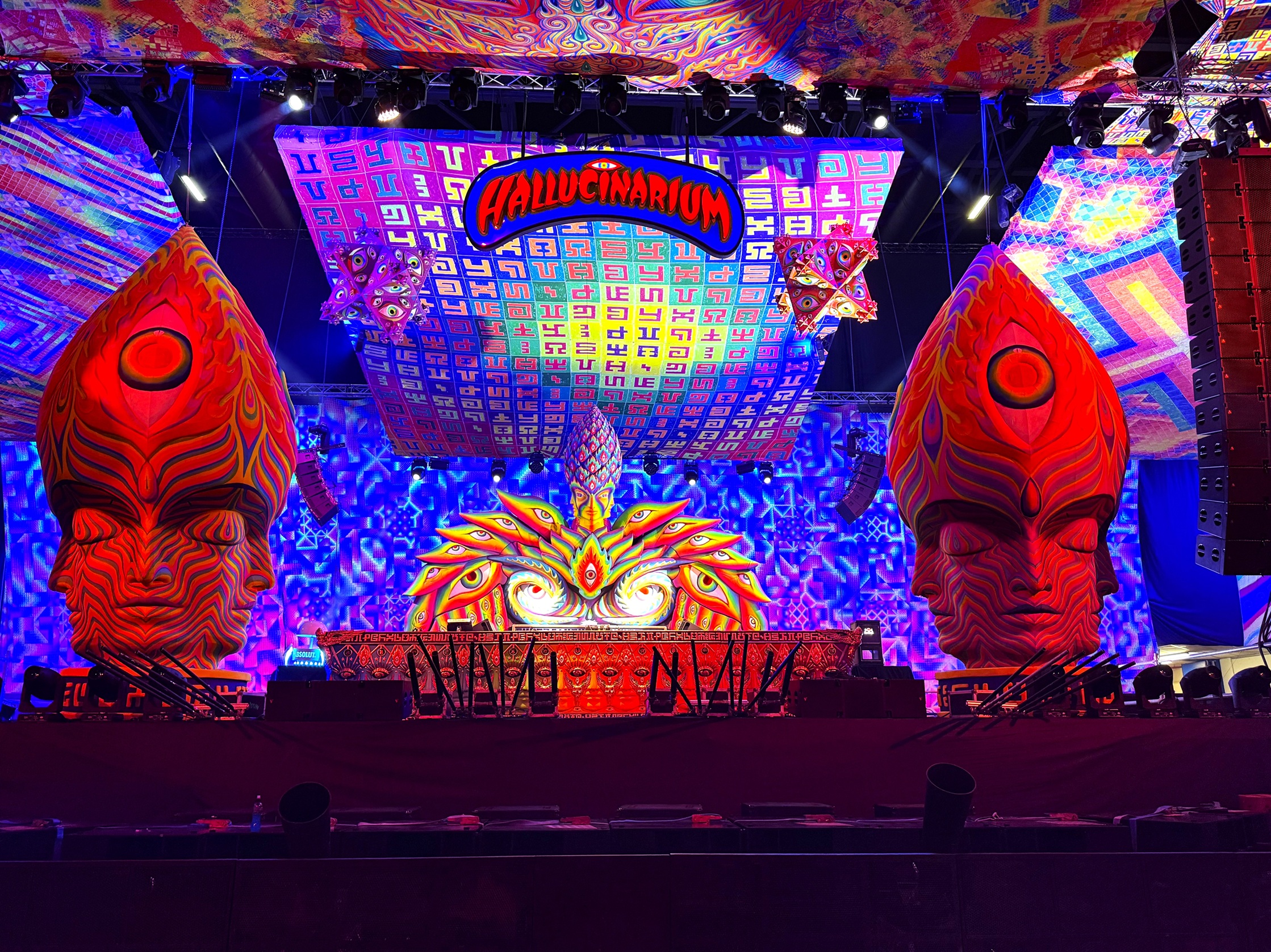 Сцена и оборудването на Elrow Hallucinarium 2025 - StroyRent